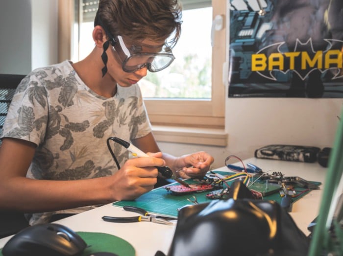 Learn to code and electronics with the CircuitMess - Geeky Gadgets