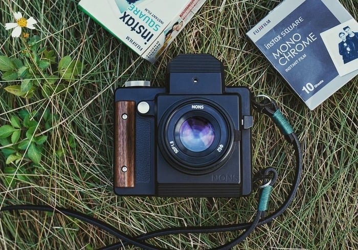 Analogue instant camera with interchangeable lens - Geeky Gadgets