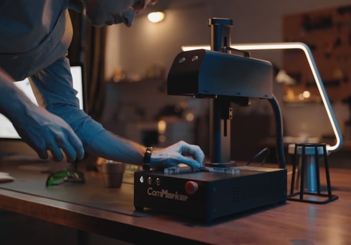 ComMarker B4 20W desktop fiber laser engraver - Geeky Gadgets