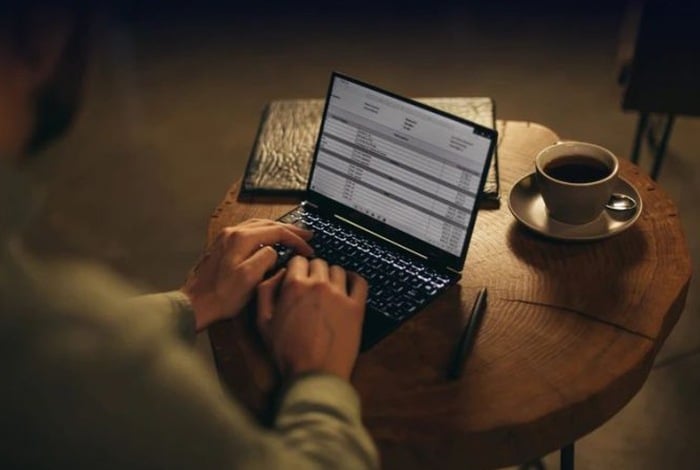 One Netbook 4S mini laptop from $899 - Geeky Gadgets